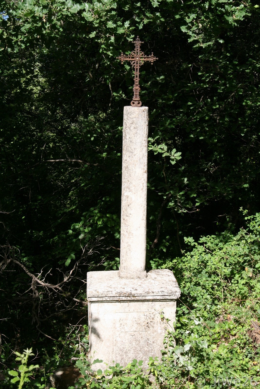 Une croix au bord du chemin