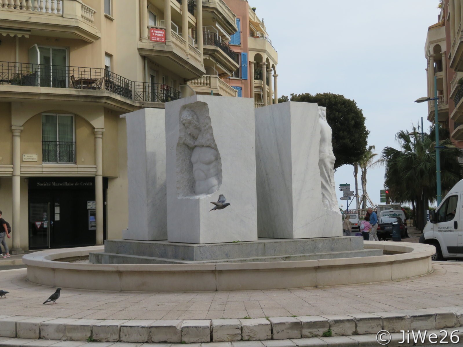 Le rond-point de la Place St Roch avec les 'sculptures mouillées' de Sosno