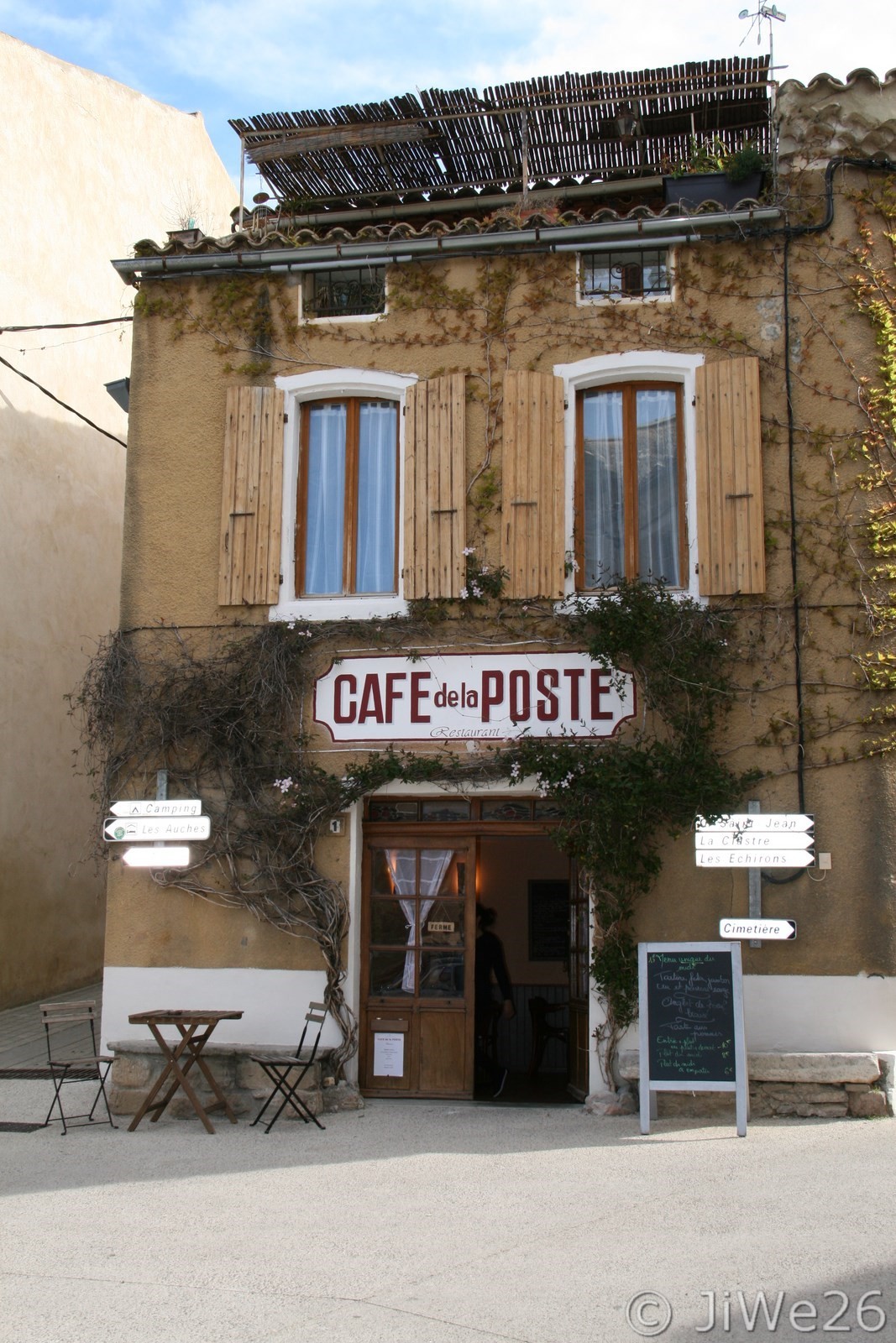 Café de la poste (ancien café de village du XVIe)